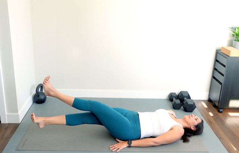 Quick 5 Minute Core Workout You Can Do In Bed - Coach Sofia Fitness